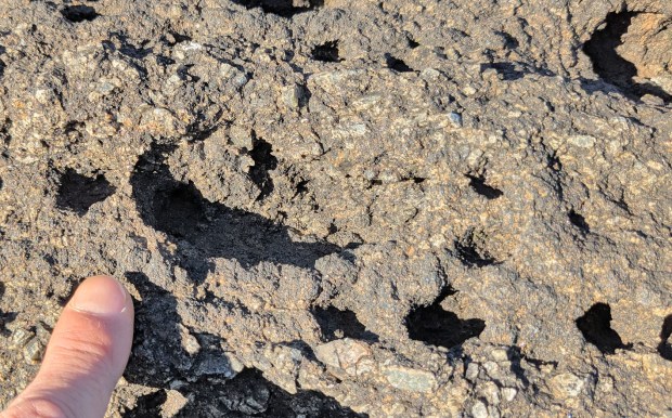 Tafoni-forvitring i larvikitt på Rakke ved Stavern | Per Storemyr ...